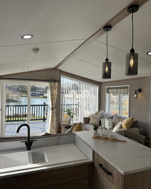 Ally Up - Lodge with Hot Tub, Allerthorpe (updated prices 2026)