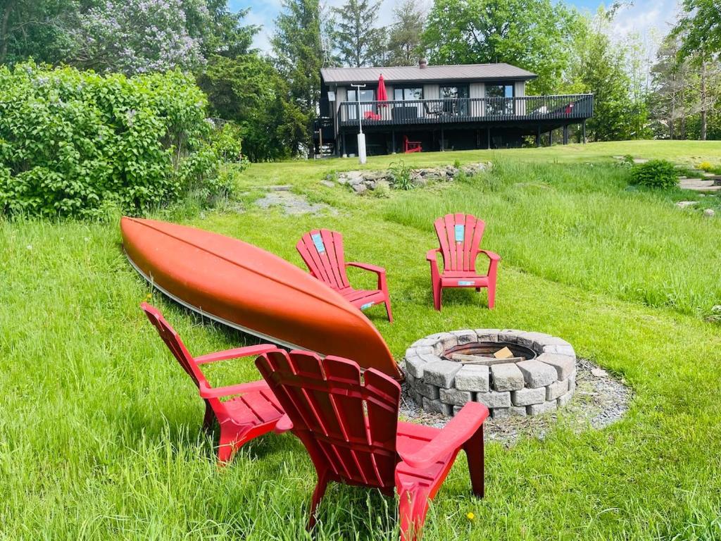 Cozy lakeside cottage-breathtaking views & fishing, Yarker ...