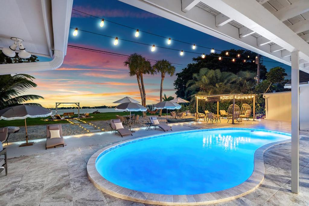 Deluxe Waterfront Villa with BBQ, Pool and Game Room, West Palm Beach ...