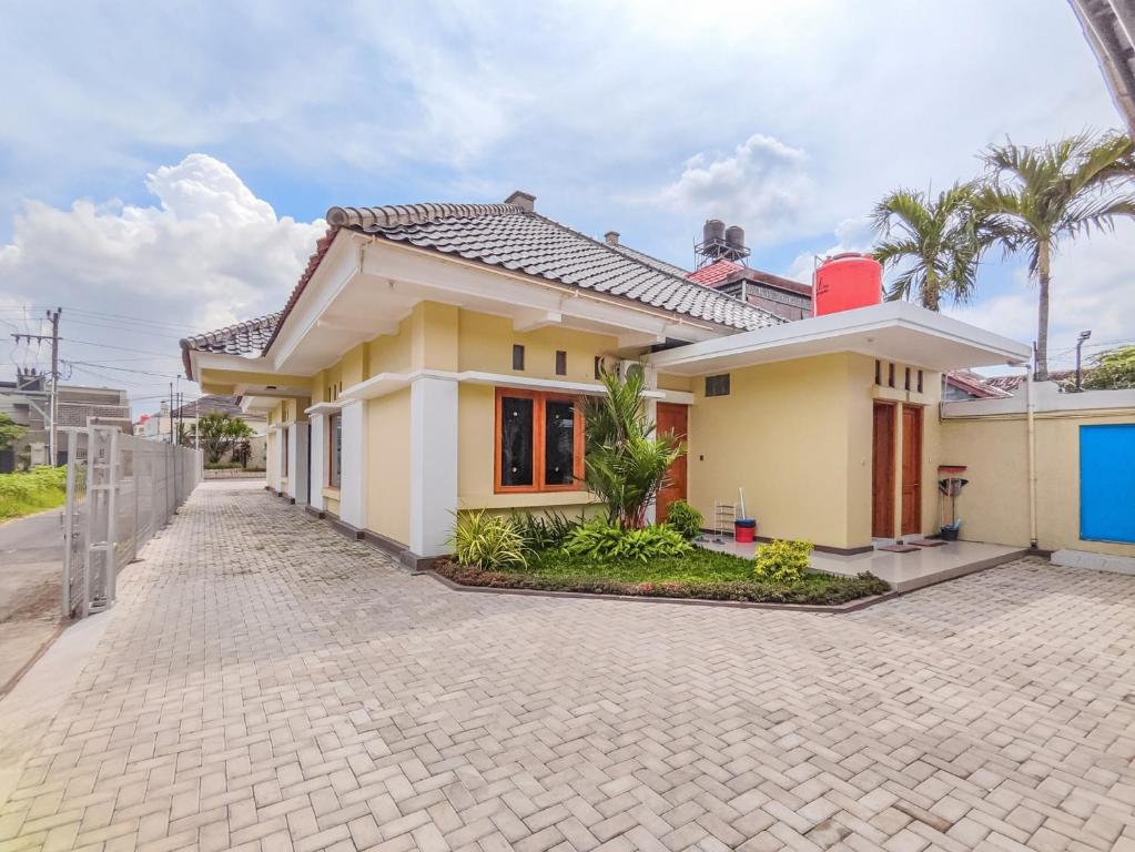 Palma Family Hall Klaten I Fun open concept house in central Klaten ...