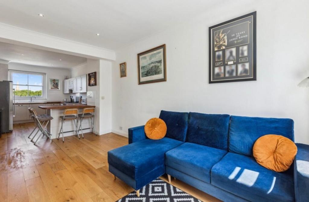 Bright 3 bedroom duplex with roof terrace views, London (updated prices ...