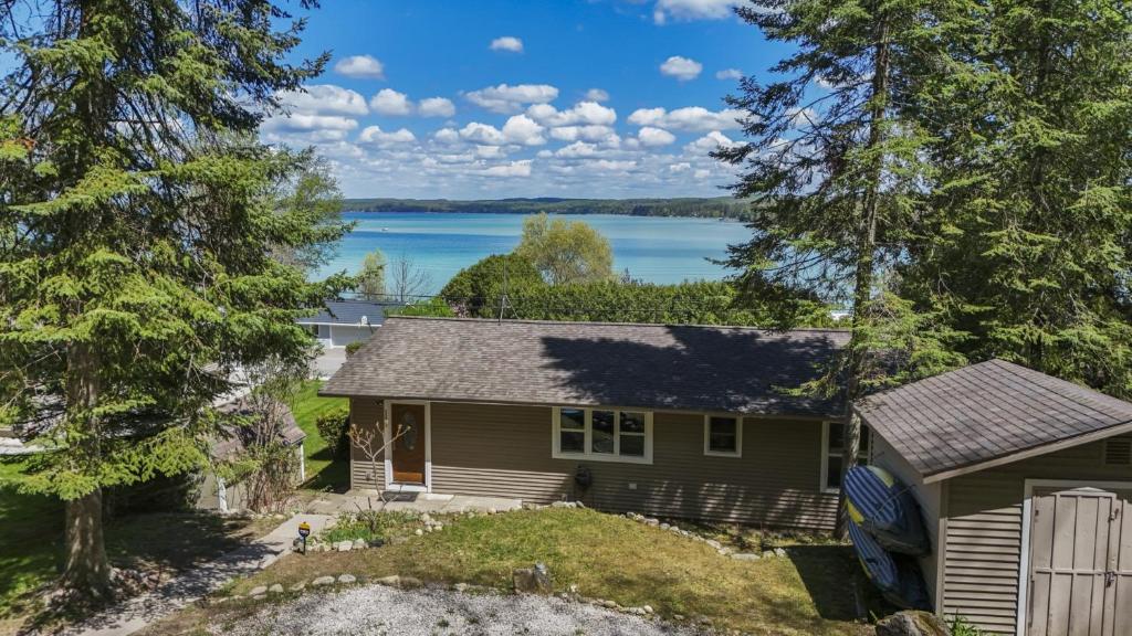 Beautiful Torch Lake House with Beach Access home, Rapid City (precios ...