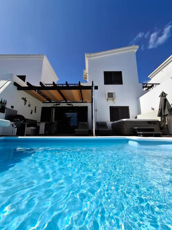 Casa Pedro - Duplex with Jacuzzi, Pool, AC and Sea Views, Playa Blanca ...