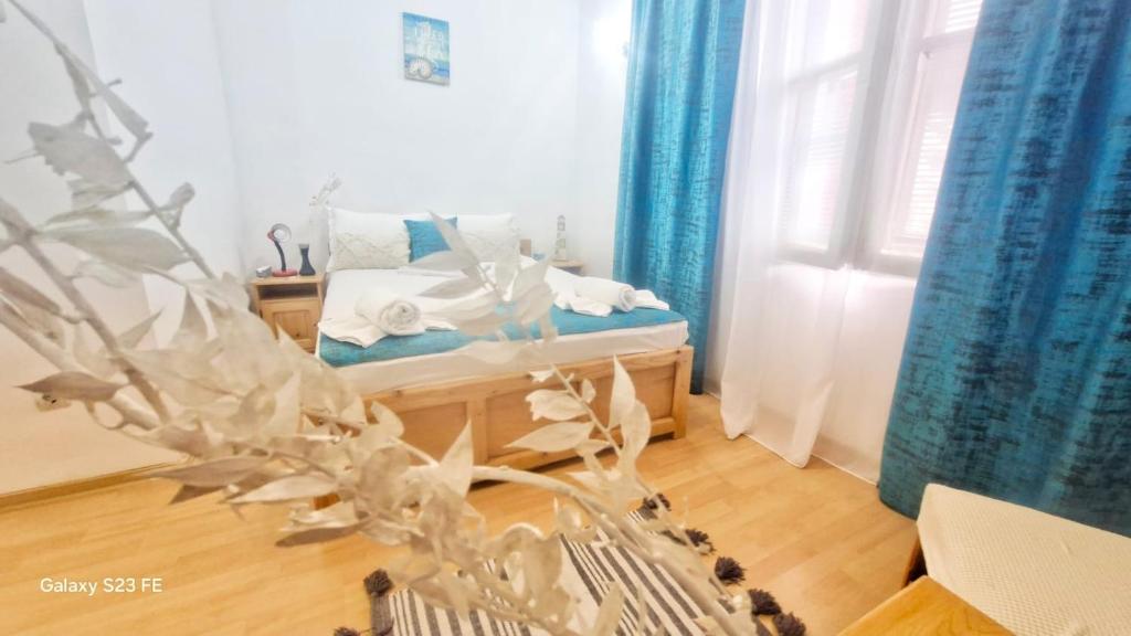Apartament cu 4 Dormitoare la 100 de m de plaja Debarcader "Casa Cu ...