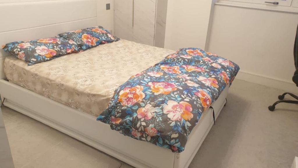 Luxury double bed room near Southall station, Southall (updated prices ...