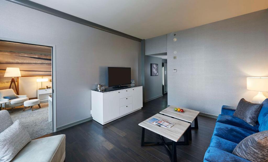 The Lofton Hotel Minneapolis, Tapestry Collection by Hilton ...