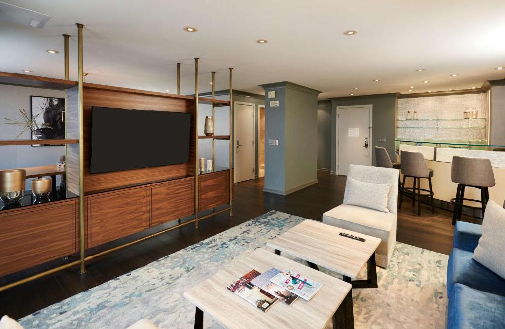 The Lofton Hotel Minneapolis, Tapestry Collection by Hilton ...