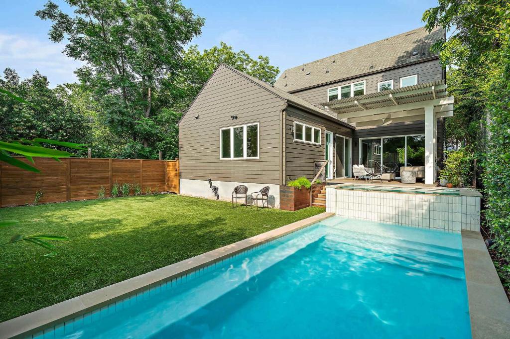SoCo Oasis - 4BR, Pool, Gym, Fire Pit, DT ATX, Austin (updated prices 2025)