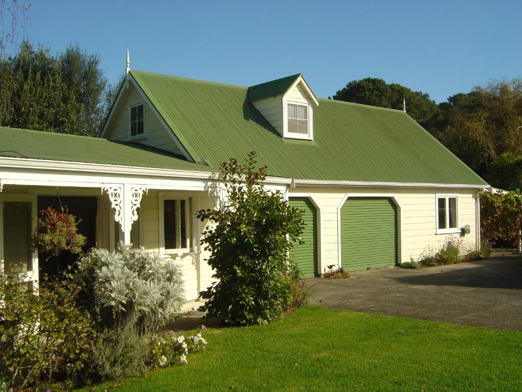 Allambee Cottages in Coromandel Town - Traveleto