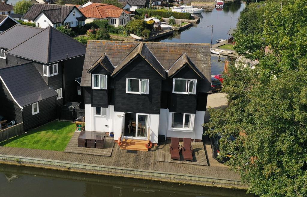 Bure Banks in the heart of Wroxham, Wroxham (updated prices 2026)