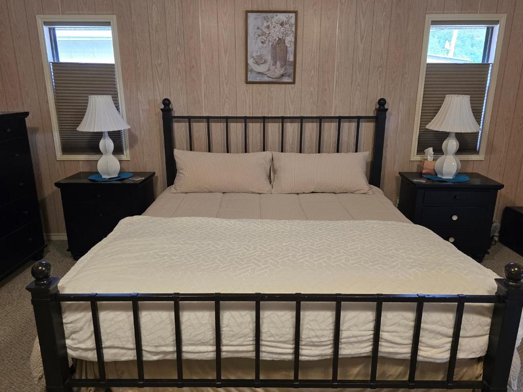 Classic Charm Close to Lake 2, Canyon Lake (updated prices 2025)