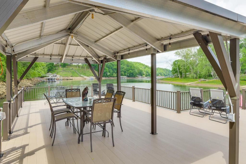 2-Story Dock and Deck at Huge Family Home in Doyle!, Spencer (precios ...