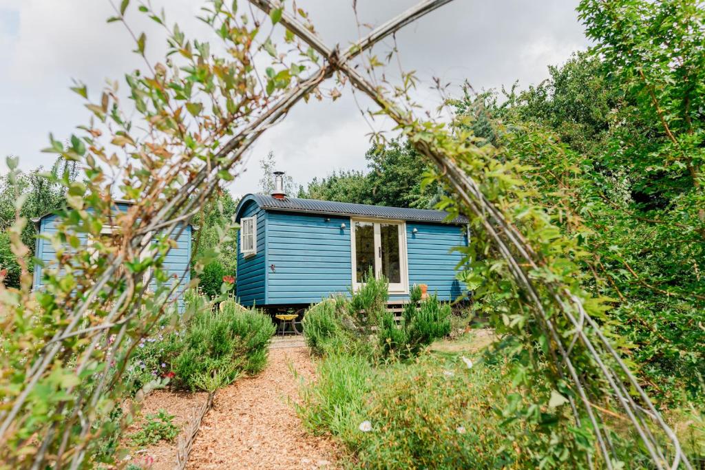 Jenny Wren shepherds hut with woodfired hot tub surrounded by nature ...
