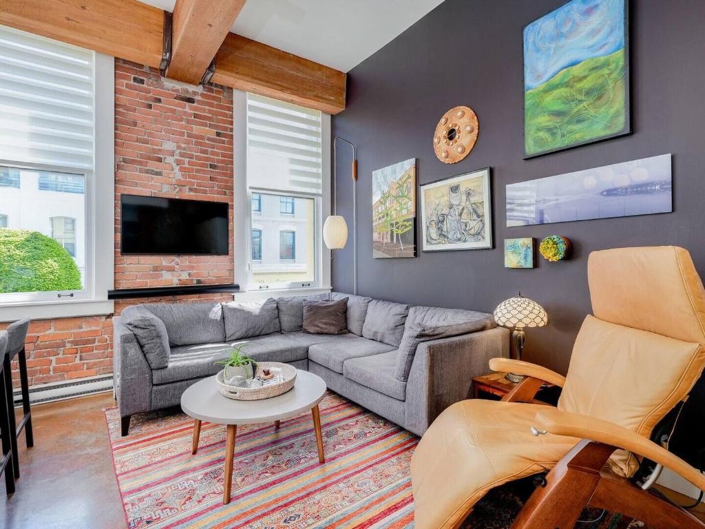 Old Town Retreat-your artful escape in Victoria’s historic Old Town by ...