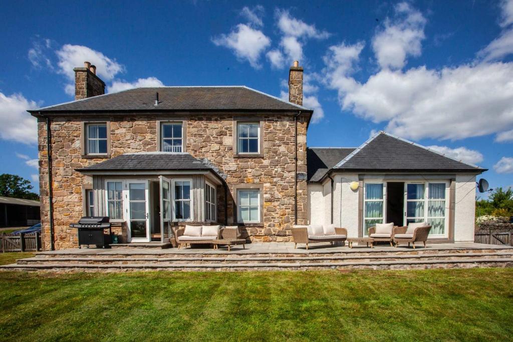 Stunning 4 Bedroom Farmhouse, Bishopton (updated prices 2025)