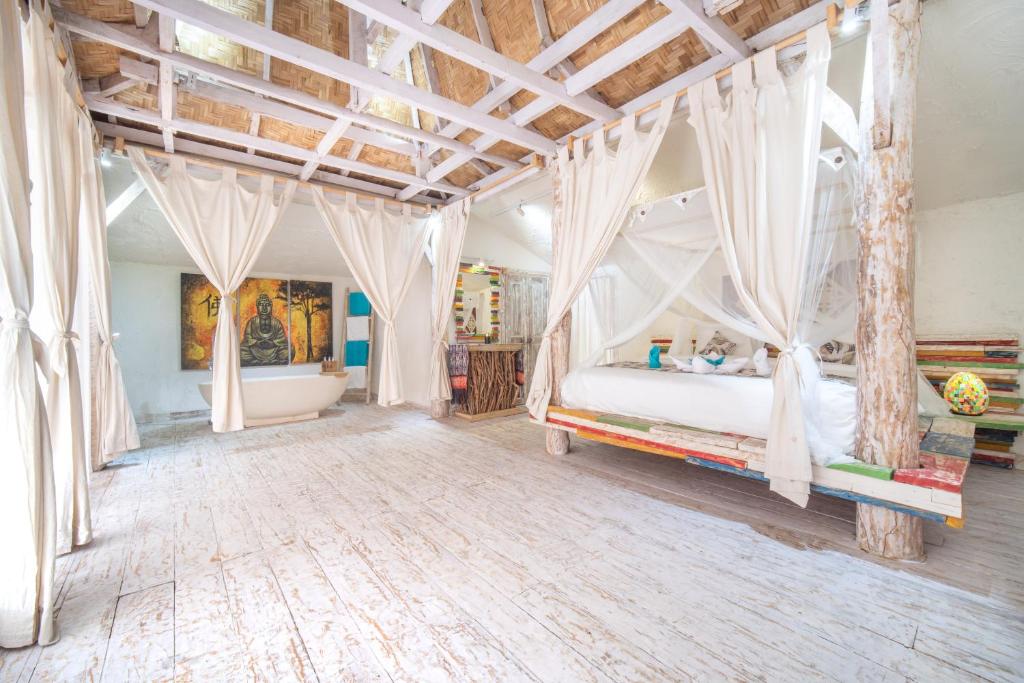 Rainbow Family Bungalow, Your Cozy Base for Sumba Adventures, Lakahembi ...