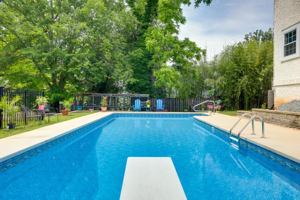 Swimming Under the Stars Lynchburg Apt with Pool!, Lynchburg (aktualisierte Preise für 2025)