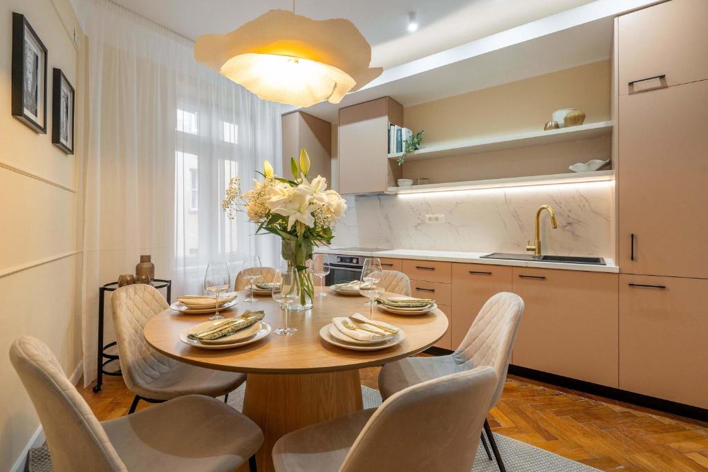 Romanian Athenaeum Flat - Refined 3BR Steps from Calea Victoriei ...