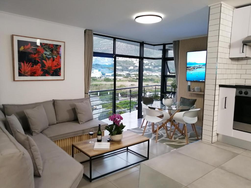 Beach Apartment with magical Mountain and Sea views, Cape Town (updated ...