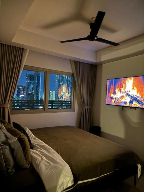 Modern 1BR Executive Suite l Best City View of BGC l The Residences ...