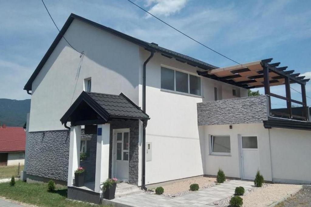 Apartments and rooms with parking space Korenica, Plitvice - 24421 ...