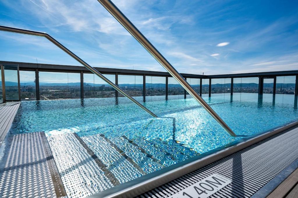 High Rise Balcony I Roof Top Pool I Close to Metro, Вена (актуальные ...