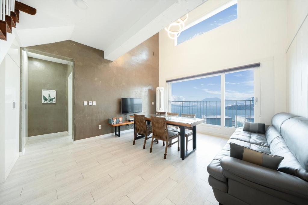Yeosu Flower Day Ocean View Spa Couple Family Pension, Paekch'o (2026 ...