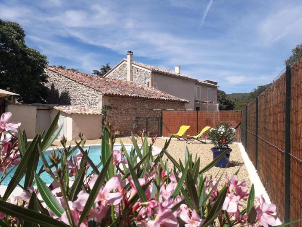 Au pied de la montagne, Lioux (обновени цени за 2025 г.)