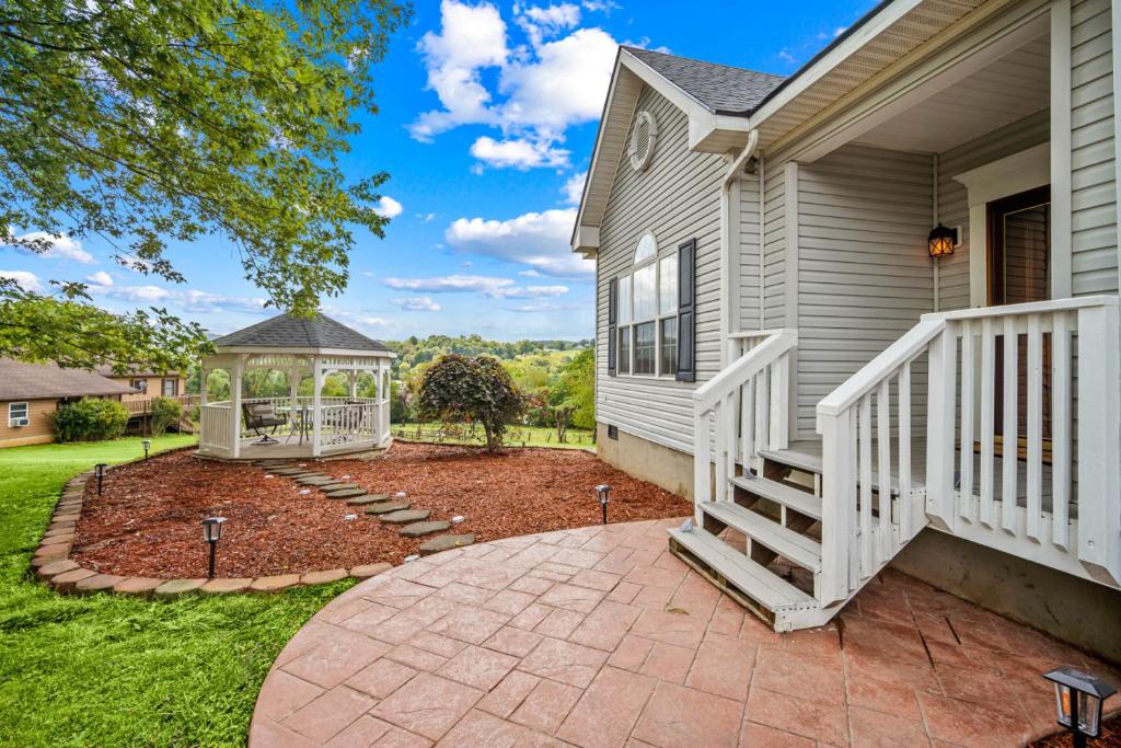 Luxury Mountain Retreat with Main House and Garage Apartment. Perfect ...