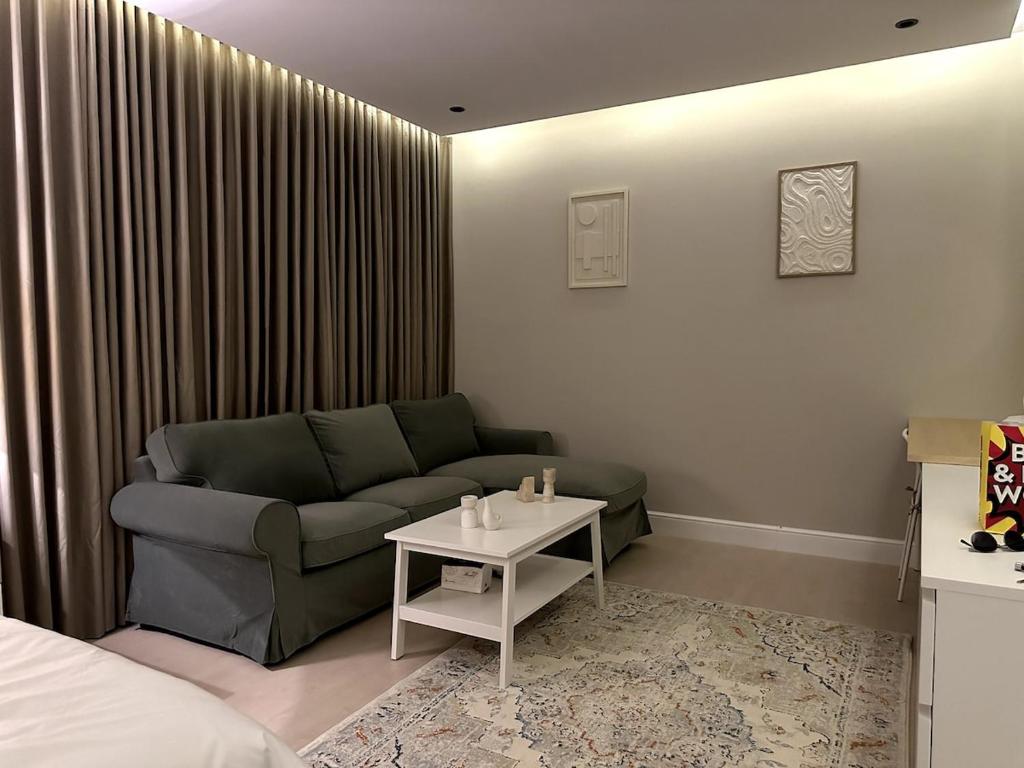 Luxury Studio in Al-Masif neighborhood on Imam Road, Quai ...