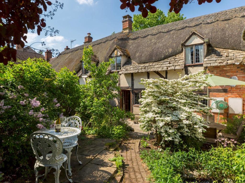 Pass the Keys Dara Cottage 16th Century Thatched Cottage, Mickleton ...