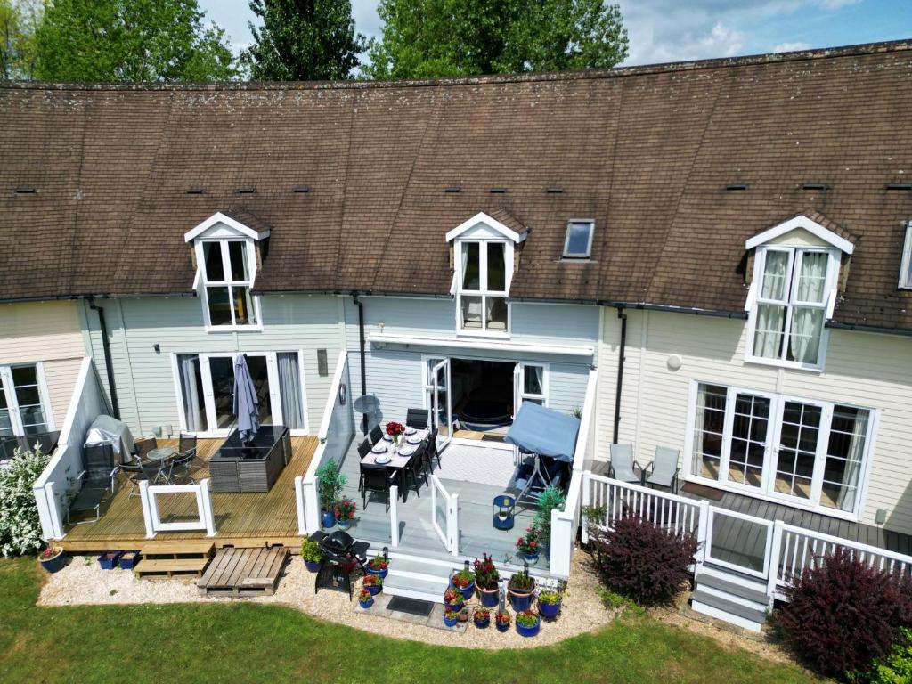 Luxury Kingfisher Lodge, Isis Lake, within the Cotswold Waterpark ...