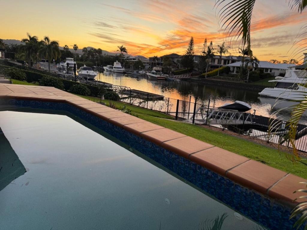 Waterfront Retreat - Pool, Pontoon, Sleeps 8, Gold Coast (precios ...