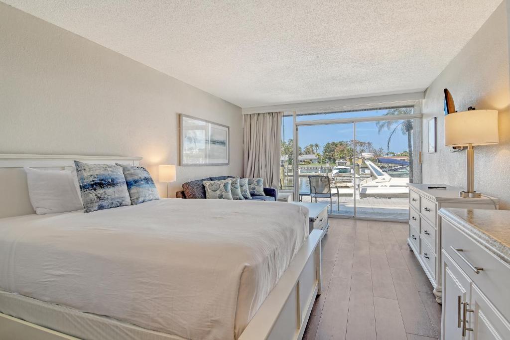 Waterfront Hotel Room, Huge Pool, Tiki Bar, Beach!, Sarasota ...