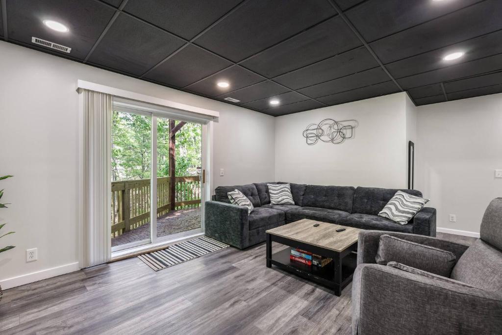 5BR Family Escape, Hot Tub, Game Room, Sleeps12, McGaheysville (updated prices 2025)