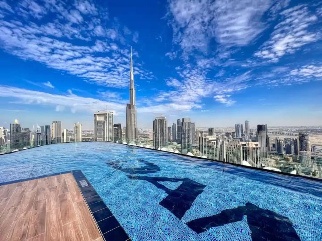 Luxury 2BR at Paramount Hotel with Rooftop Infinity Pool, Dubai (preços ...