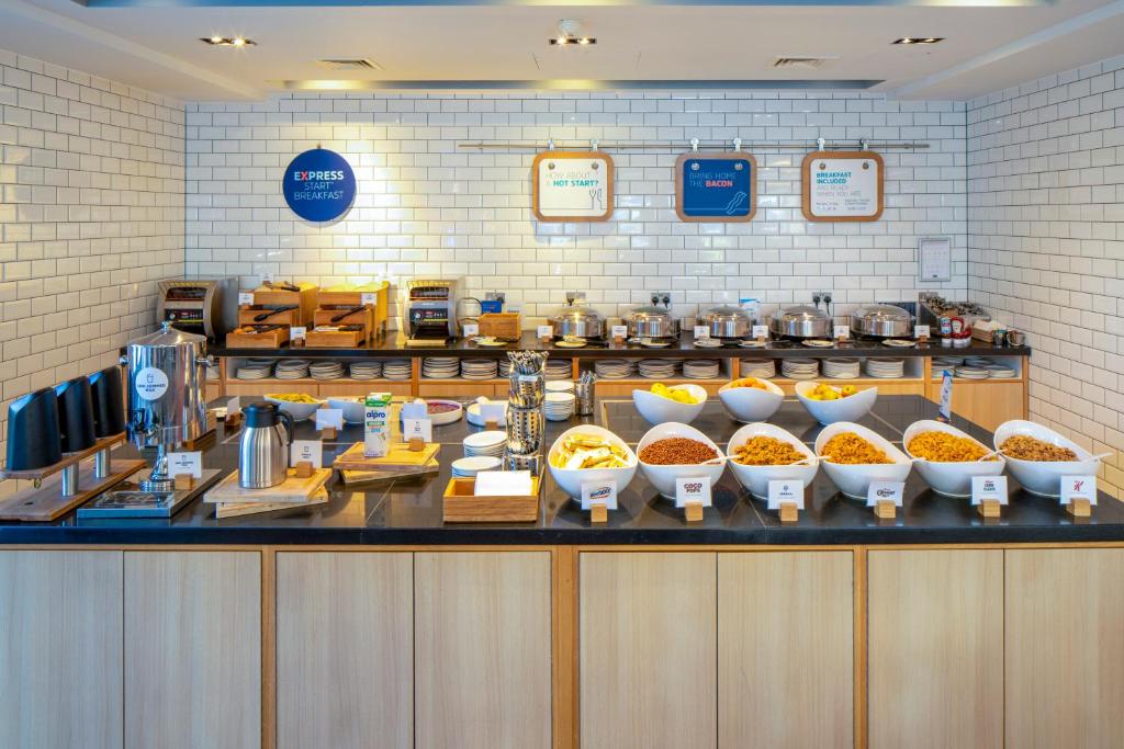 Holiday Inn Express London - Epsom Downs by IHG, Epsom (updated prices ...