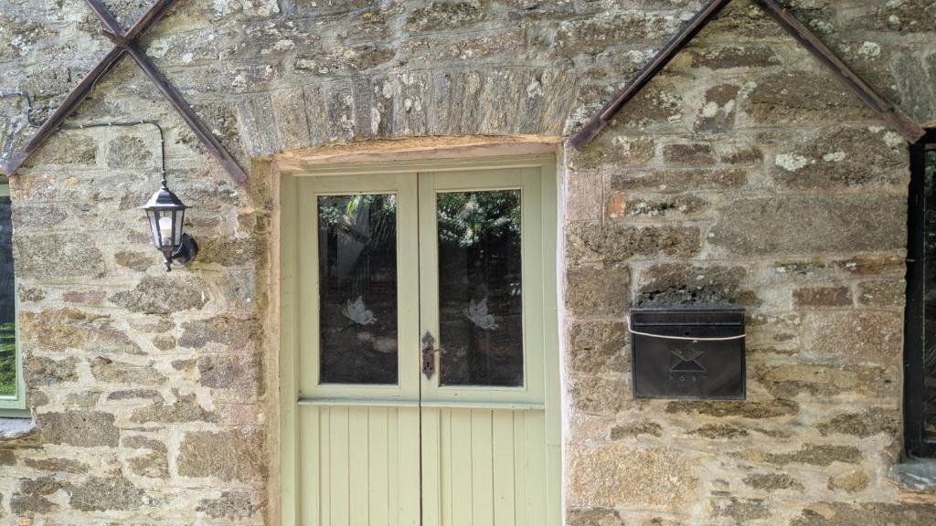 2 Bed Stone Cottage - tucked away on a peaceful farm, Milton Abbot ...