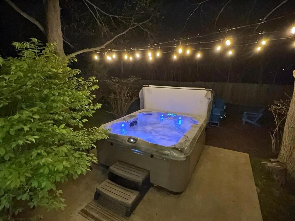 The Sawyer Hideaway - 3BR 2B with Hot Tub & Fire Pit - 5 mins to beach ...
