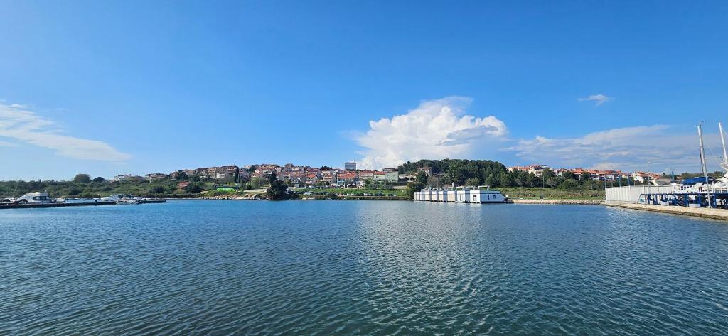 House HOUSEBOAT GECKO, Banjole (tarifs actualisés, 2025)