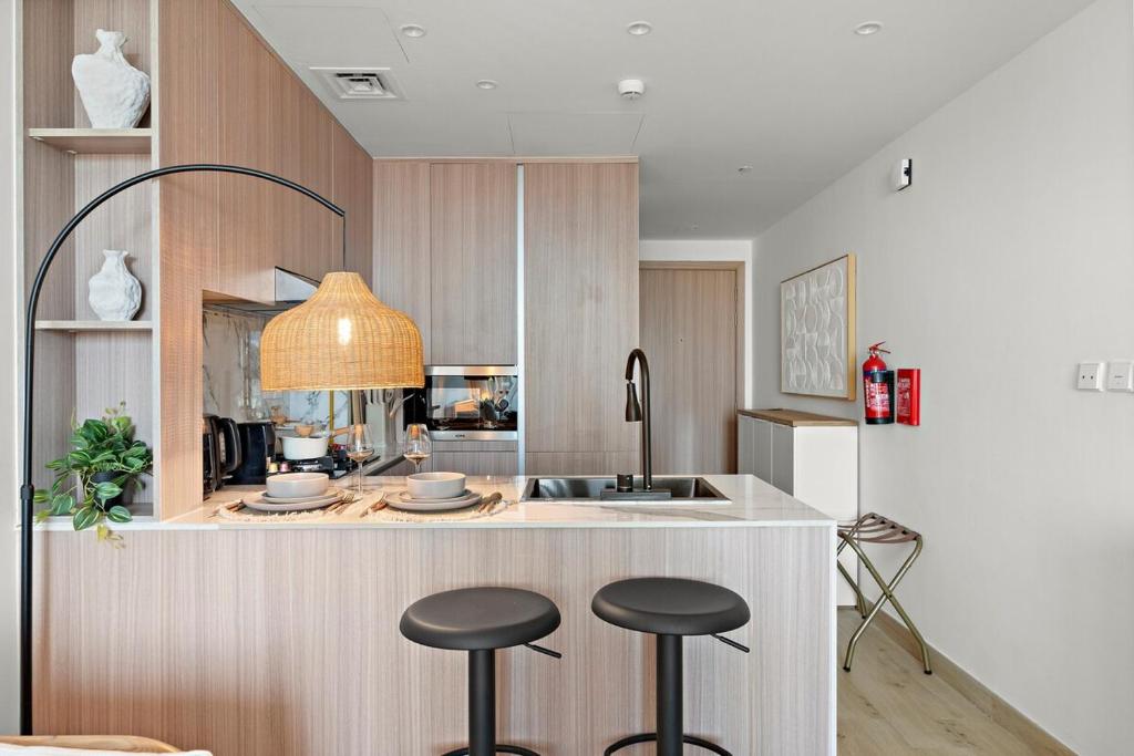 FIRST CLASS Studio Contemporary Living in JVT, Дубай (обновени цени за 2025 г.)