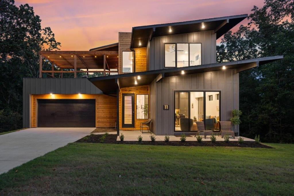 Lookout Chalet NEW Build huge Party Deck Hot Tub and Trail Access ...