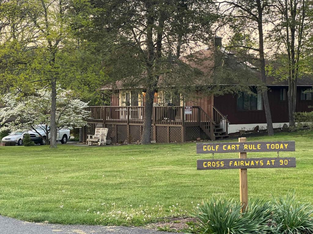 Golf Course Views w Fireplace & Resort Amenities, Hedgesville (preços ...