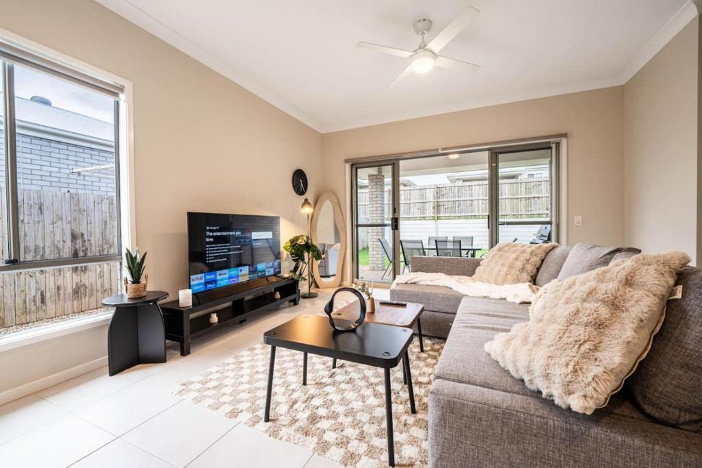 The Laurel Ease - Spacious family home close to Logan Hospital and M1 ...