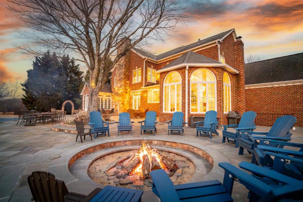 Mountain Mama Ranch - Luxe Farmhouse on 200 acres close to Shenandoah ...