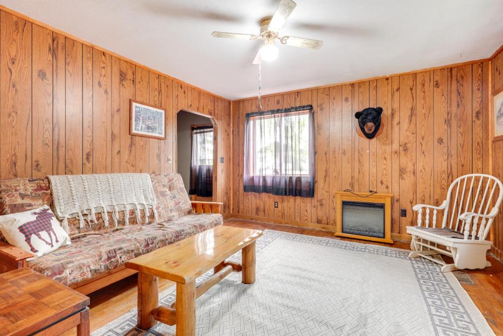 4 Mi to Gordon Lake Cozy Retreat in Glidden!, Glidden (prezzi ...