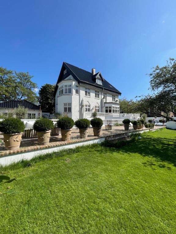 Stor palævilla ved skov, Risskov (updated prices 2026)