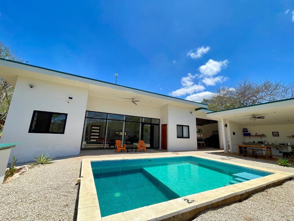 Villa in the Jungle with a Pool ซานตาครูซ (ราคาอัปเดตปี 2025)