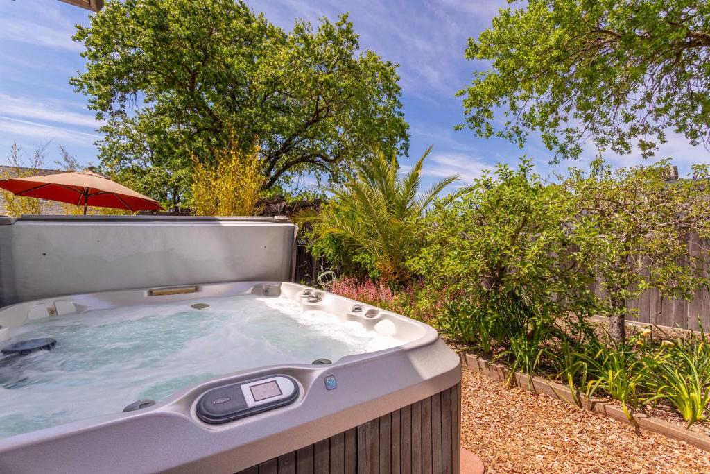 塞瓦斯托波爾Sebastopol Hot Tub BBQ Nature & Family Fun（2025 年最新房價）