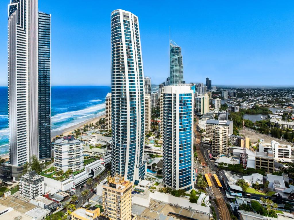 Stylish Vogue Apartment with Ocean Views at Hilton Residences, Gold ...